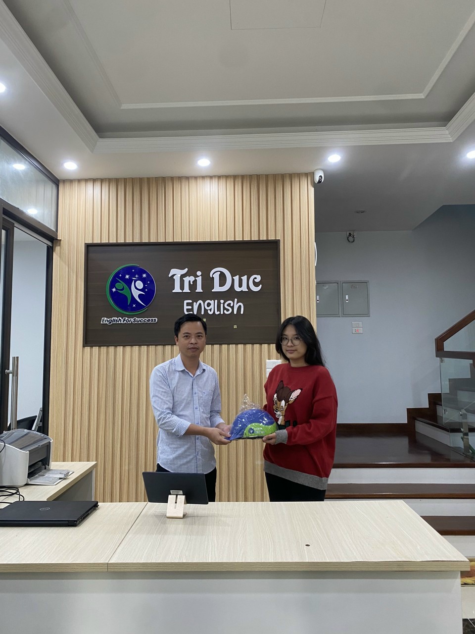 Trao phần thưởng cho học viên tích cực học tập! | Tri Duc English